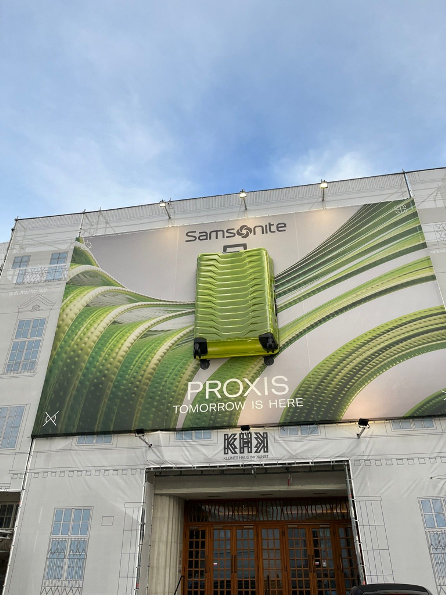 Spotted this innovative Samsonite ad featuring both a 2D image on one ...